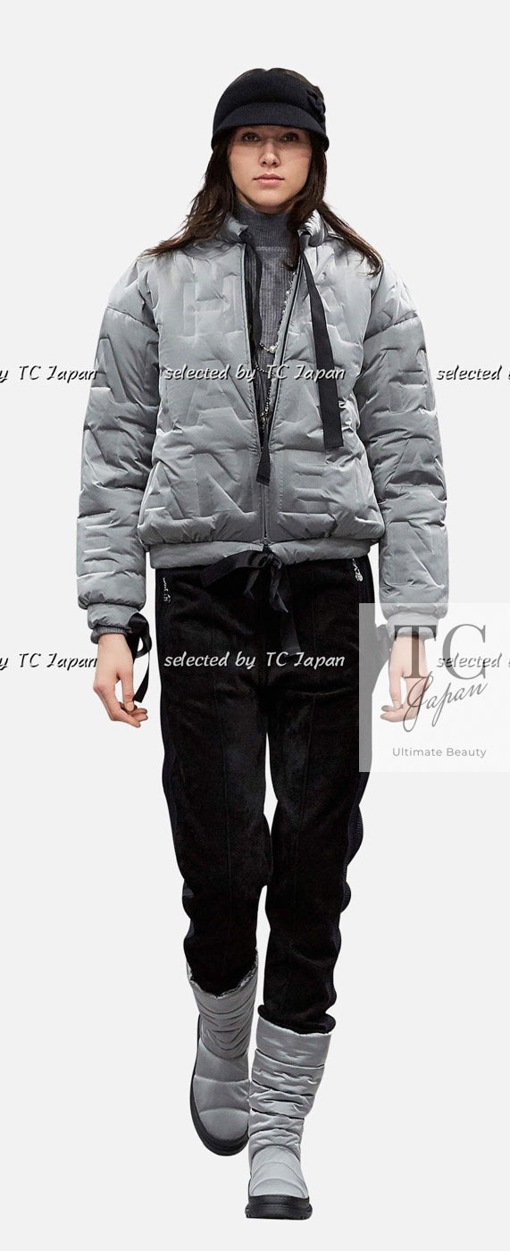 シャネル ダウン ジャケット CHANEL ライトグレー ブラック リボン ロゴ コート 17B Light Grey Black Bow ...